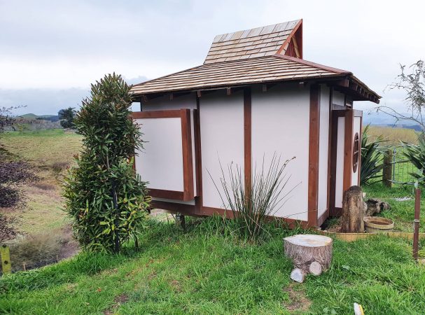 A 76-year-old psychologist fulfilled his dream, building a tea house ...